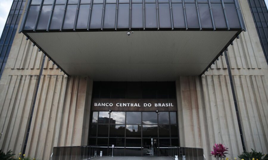 Queda do dólar leva Banco Central a registrar prejuízo bilionário em ...